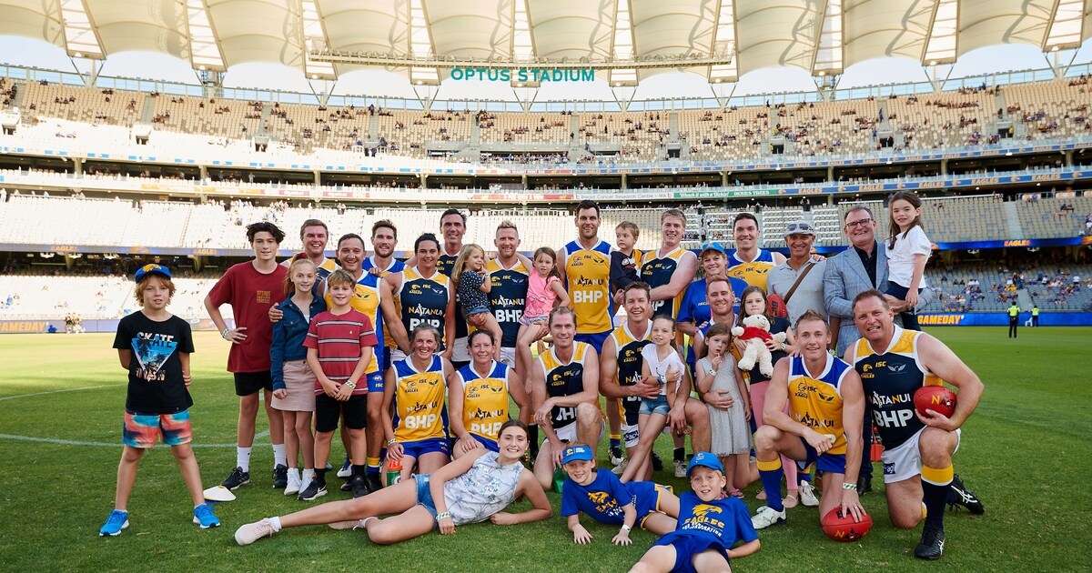 Eagles greats and kids in curtain raiser
